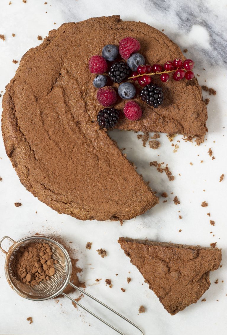 Amandel-chocoladecake gezoet met dadels - Dishcover